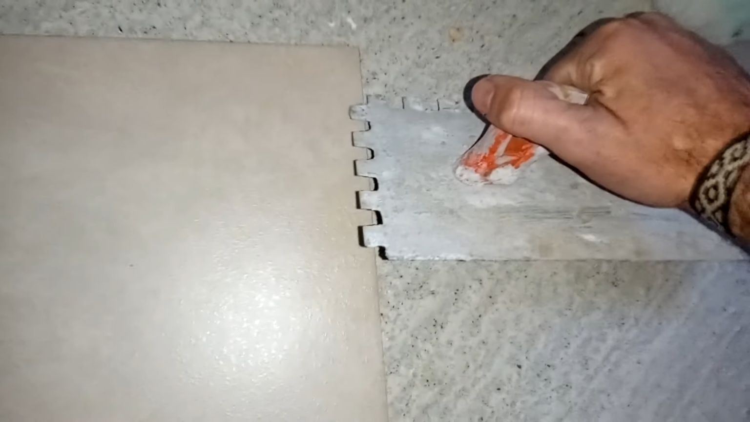 Como se usa la llana dentada para pintar con precisión